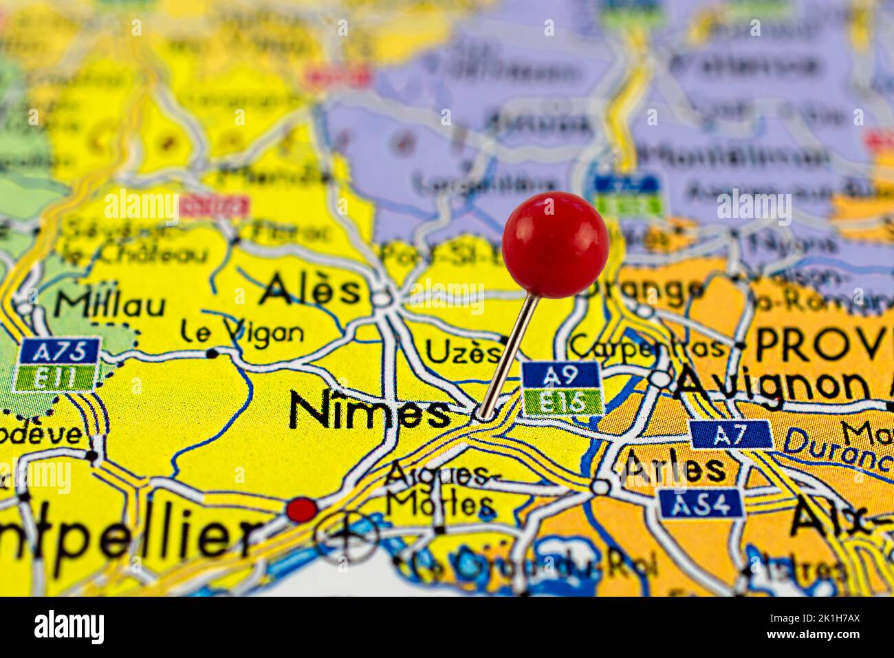 Mappa di Nimes. Primo piano della mappa di Nimes con il puntino rosso ...