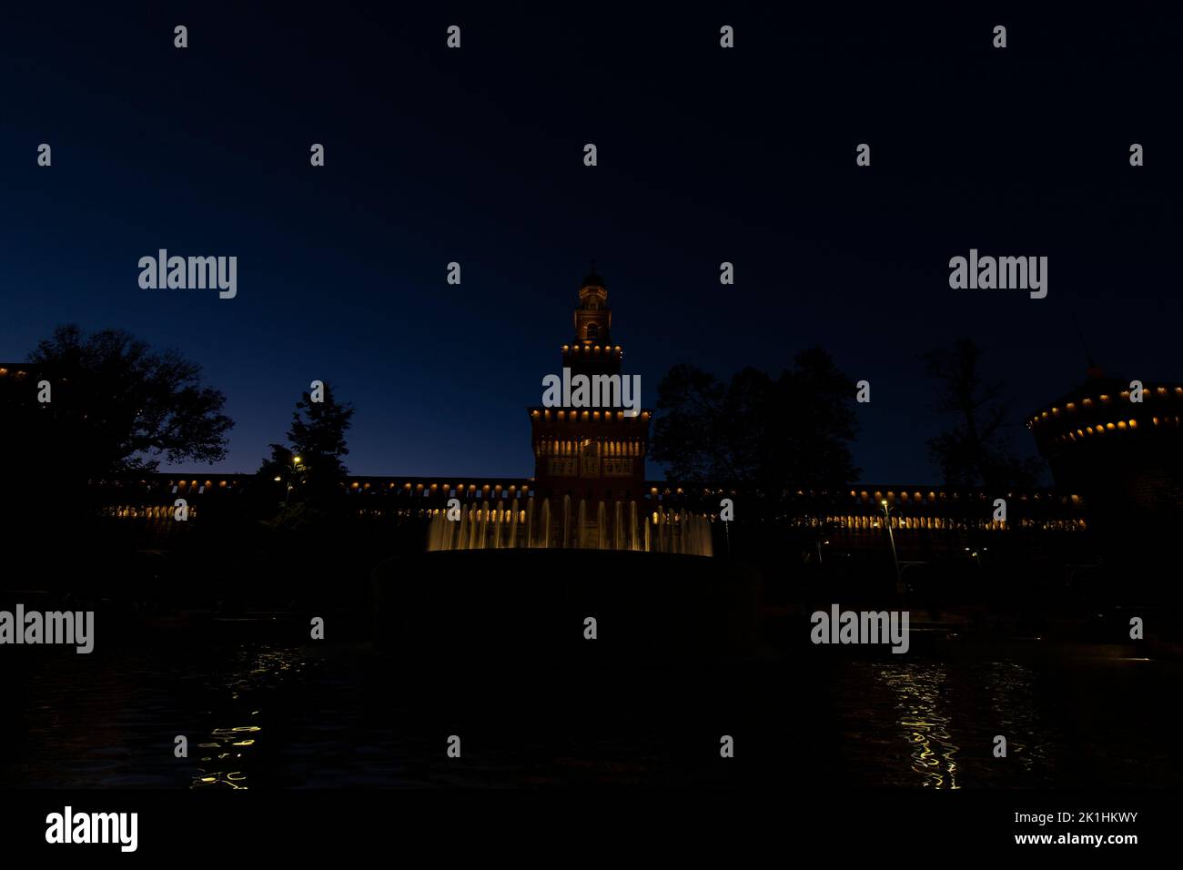 Milano, Italia - 18 settembre 2022: crepuscolo in Piazza Castello, il ...