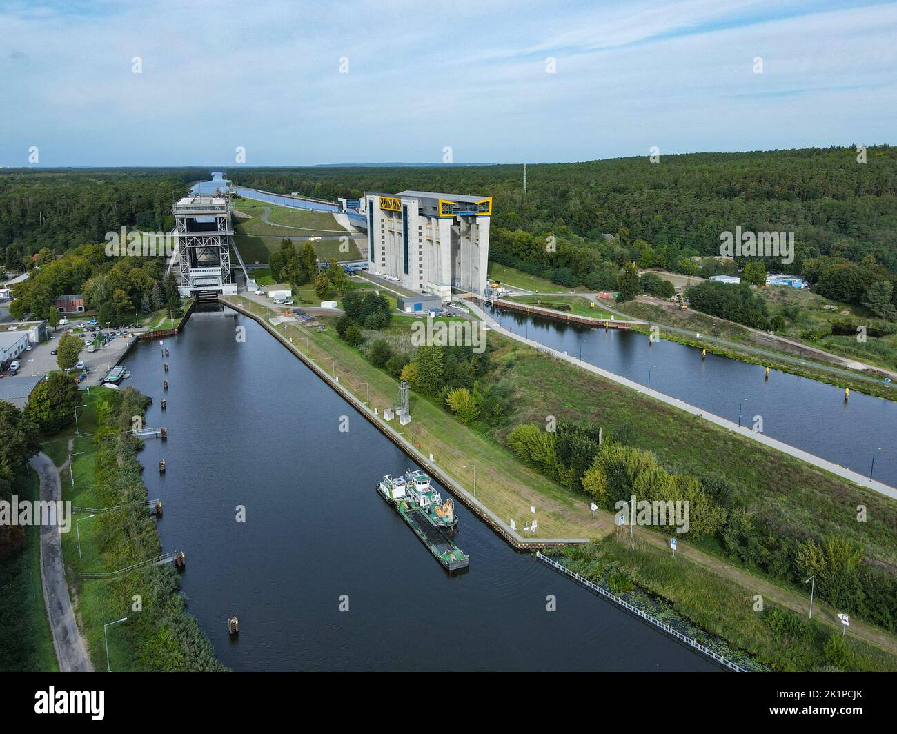 14 settembre 2022, Brandeburgo, Niederfinow: Il vecchio (l) e il nuovo ...