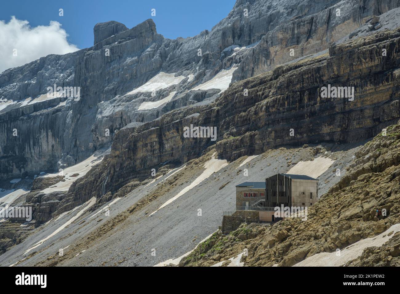 Rifugio de la Breche de Roland, o Rifugio de Sarradets, in alto nel ...