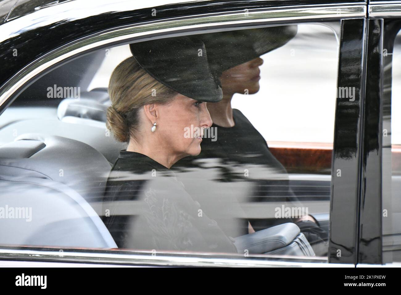 La contessa di Wessex e la duchessa di Sussex seguono la bara della ...