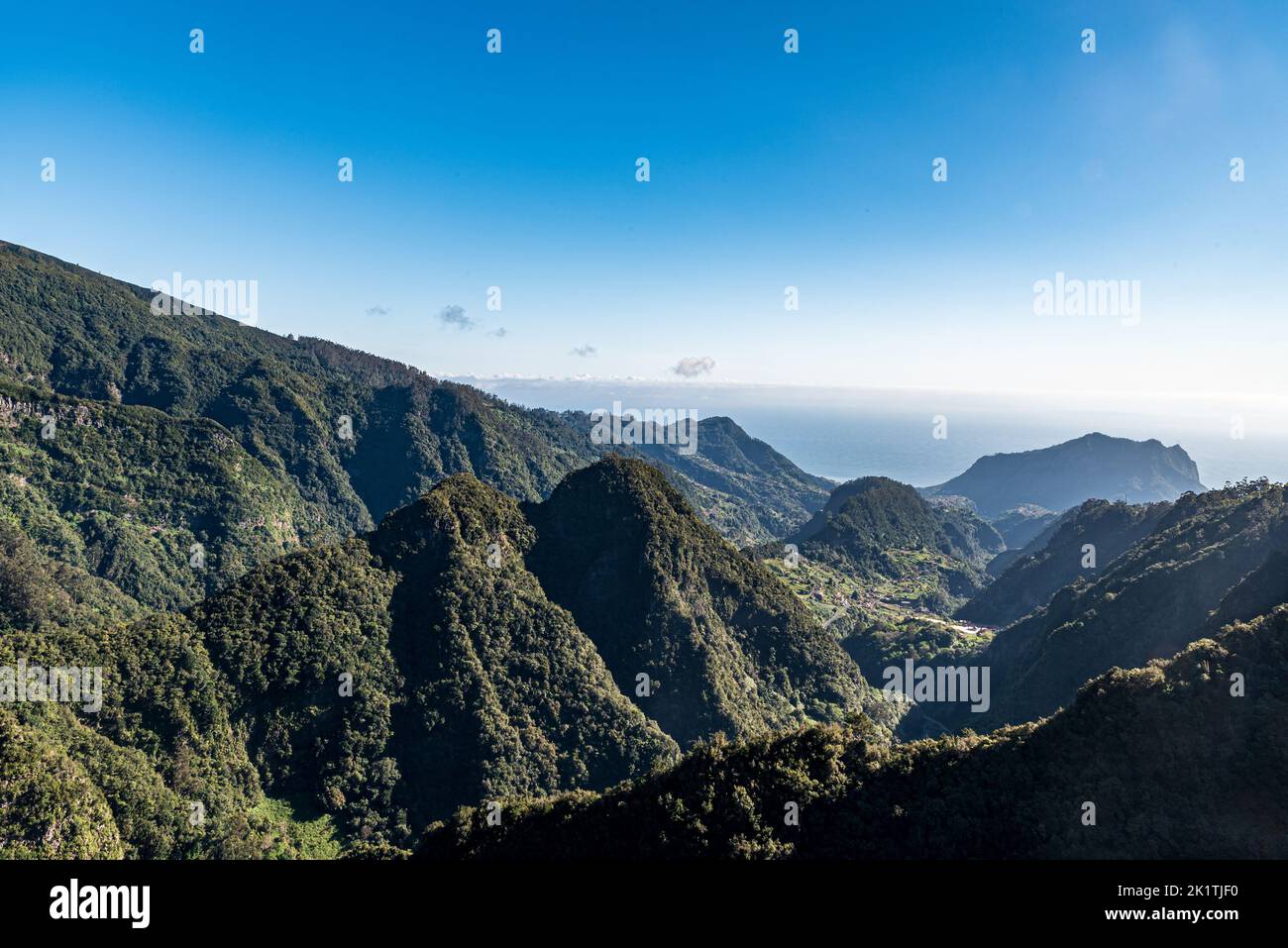 Colline ricoperte di foresta con ripide pendenze e piccoli villaggi che ...