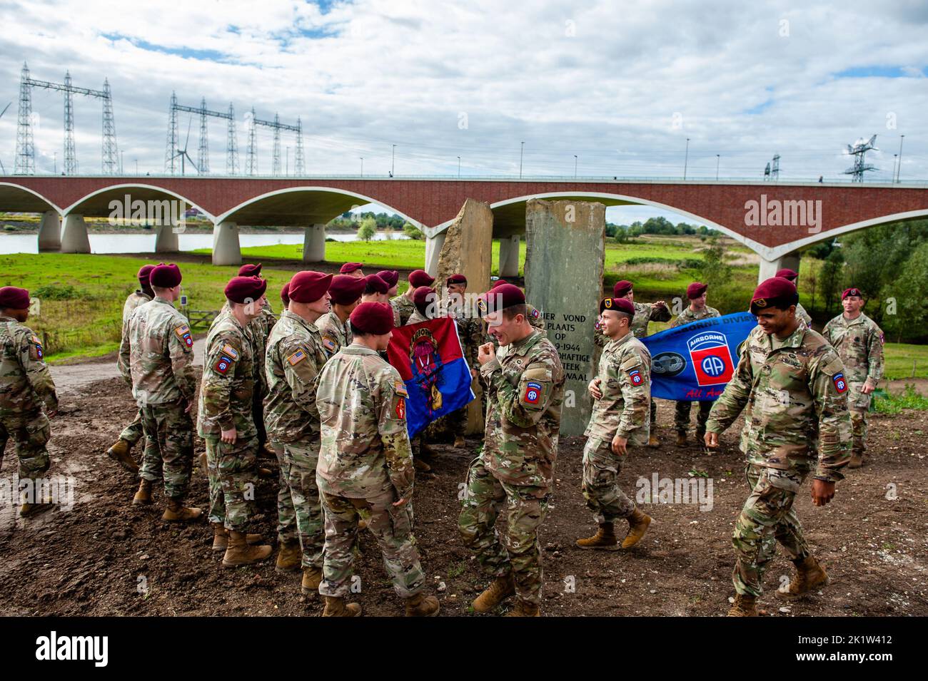 I soldati della 82nd° Divisione Airbone esamineranno più da vicino il ...