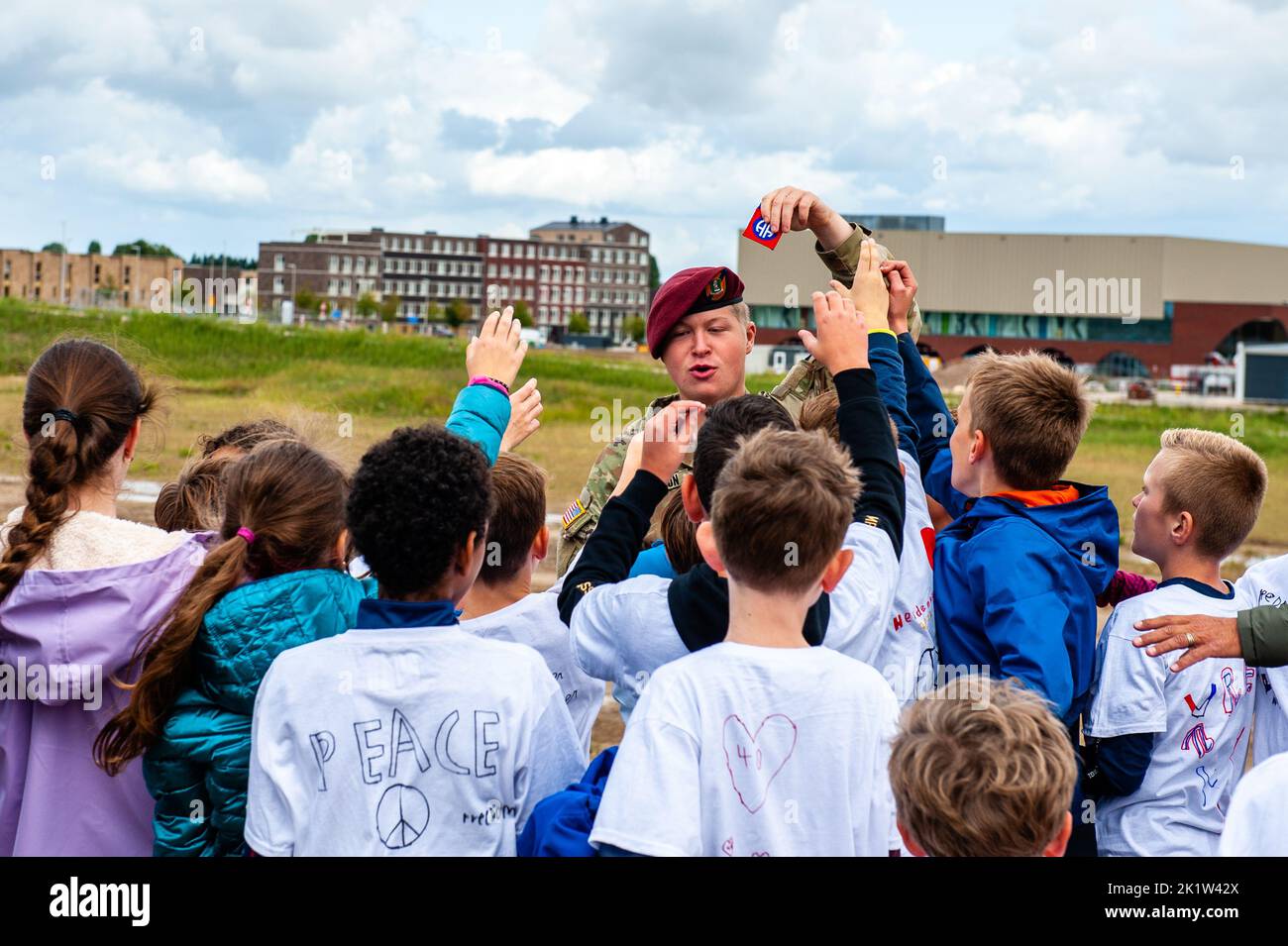 Un soldato americano della 82nd Airborne Division distribuisce patch ai ...