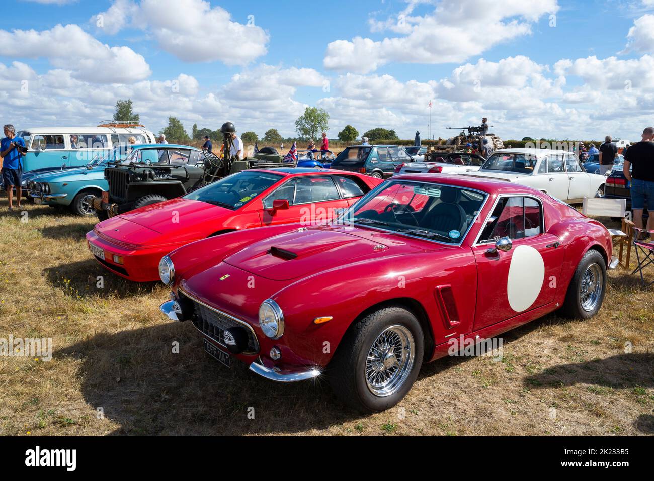Modern classic car immagini e fotografie stock ad alta risoluzione - Alamy
