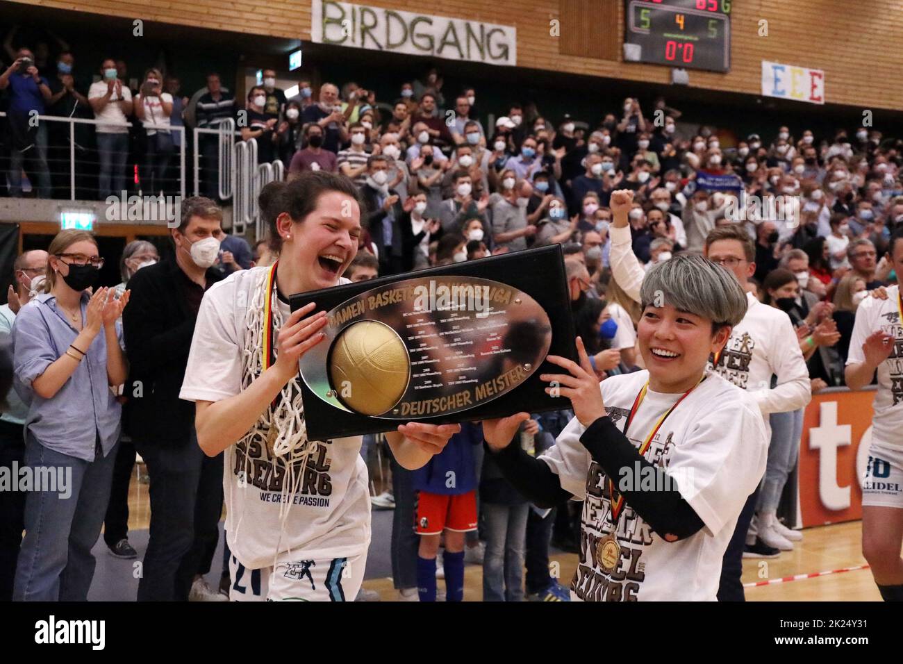 Hatten sichtlich Spaß bei der Ehrenrunde mit der Meistertafel, v.li. Emily Kapitza (USC Eisvögel ...