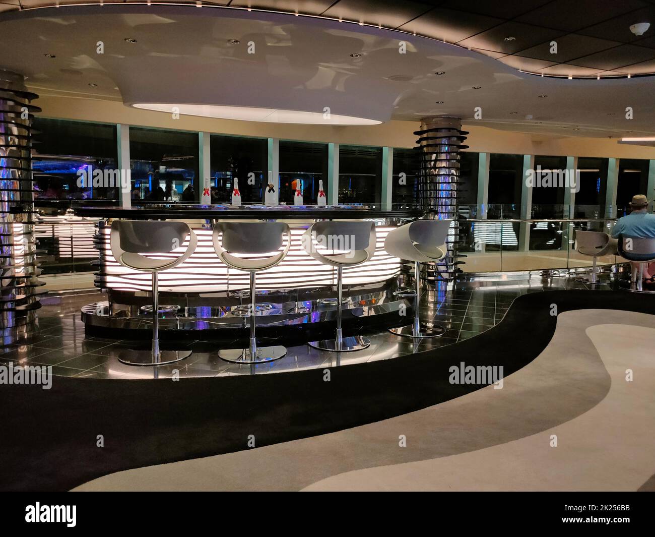 Miami, USA - 29 aprile 2022: Interno del bar Atrium nella nuova nave da ...