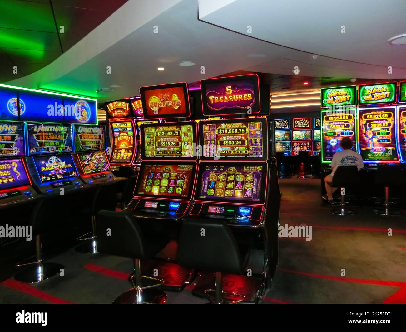 Miami, USA - 29 aprile 2022: Interno di slot machine nel casinò a bordo ...