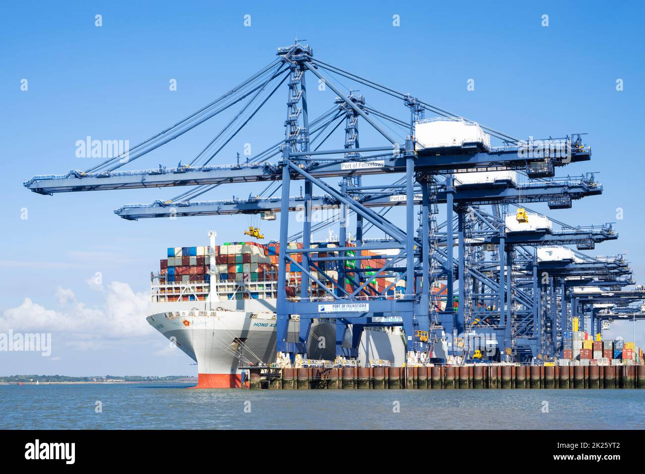 OOCL HONG KONG container nave carico con contenitori di spedizione ...