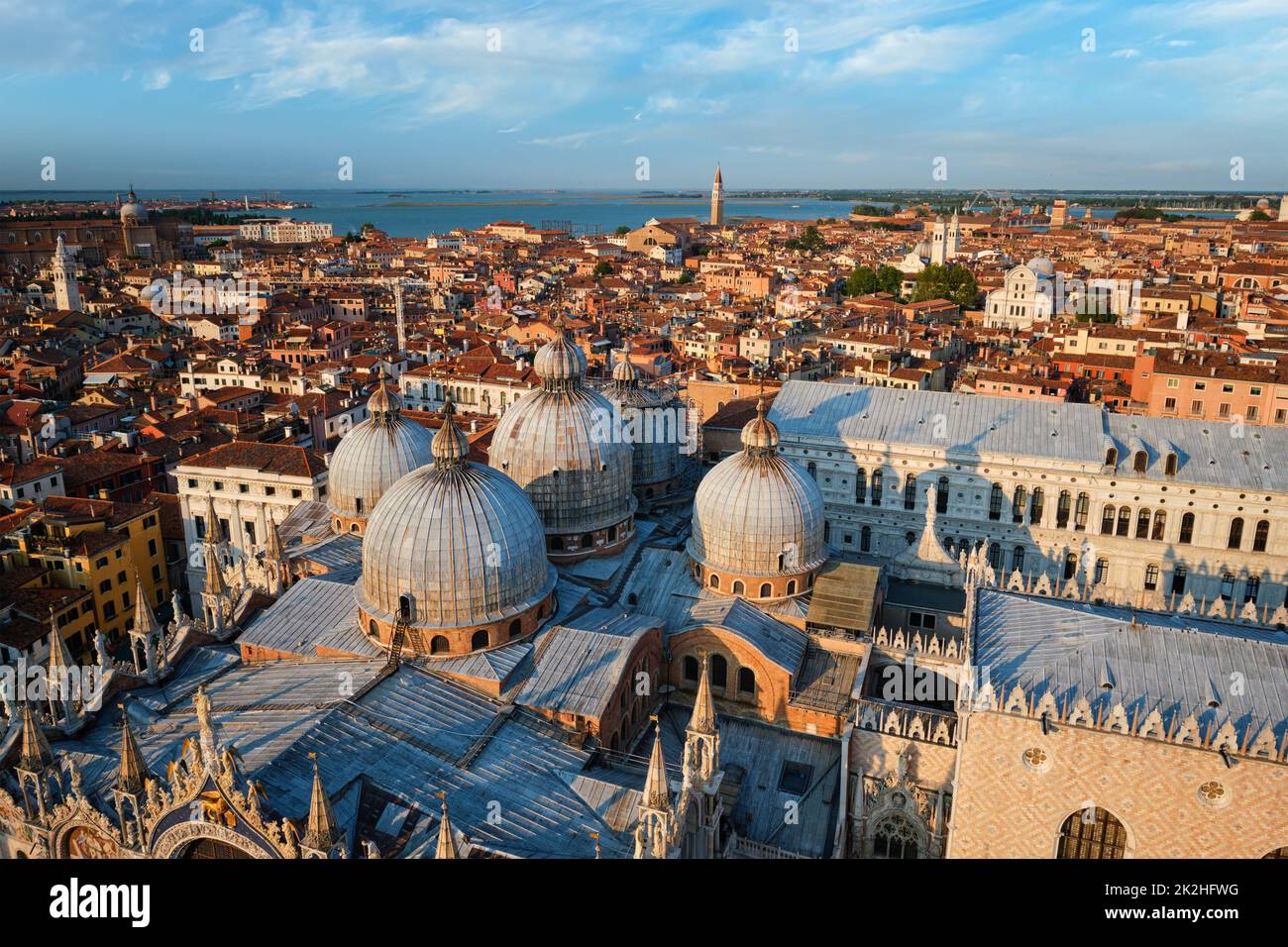 Vista aerea di Venezia con la Basilica di San Marco e il Palazzo Ducale ...