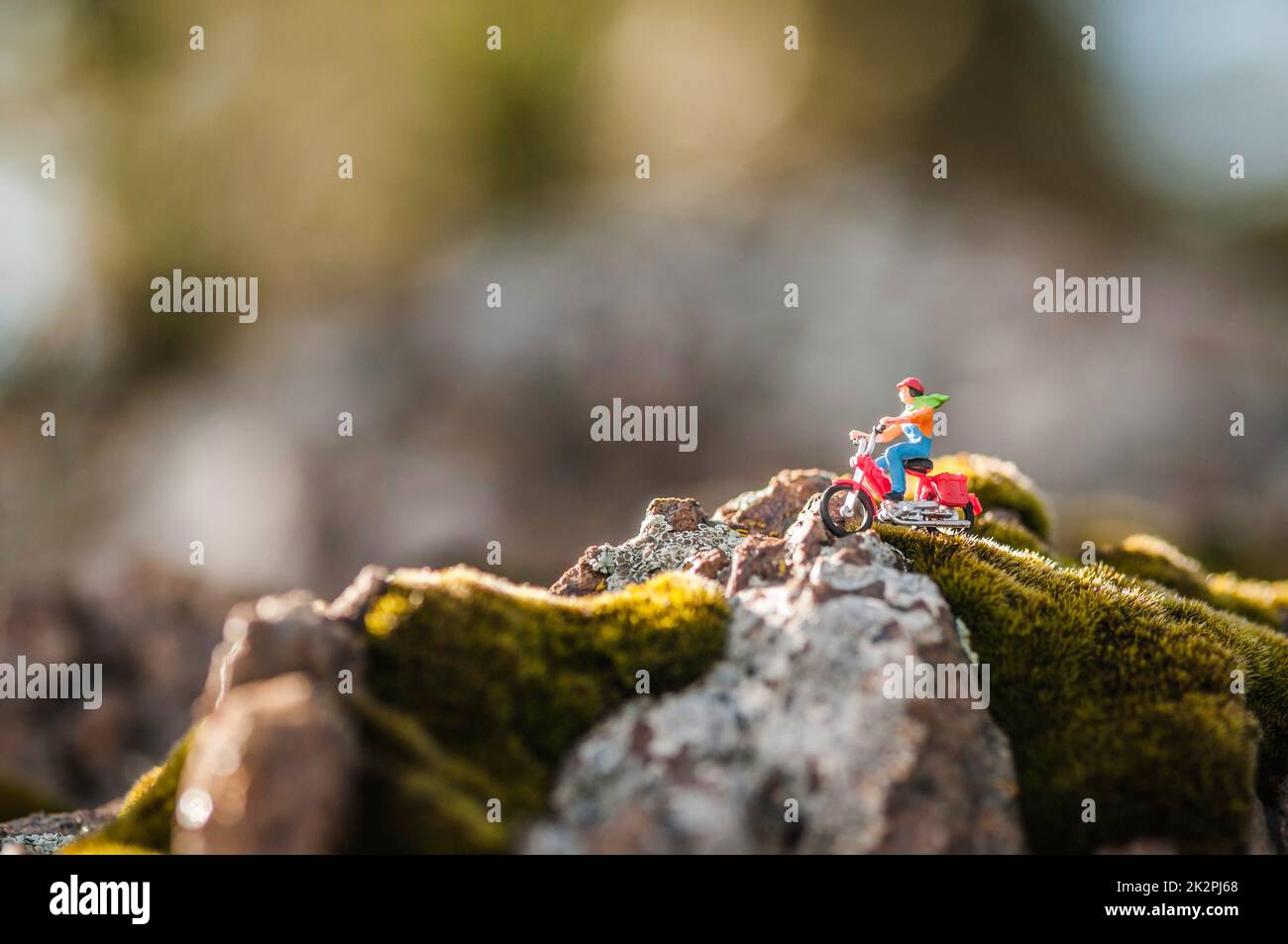 In sella a uno scooter immagini e fotografie stock ad alta risoluzione ...