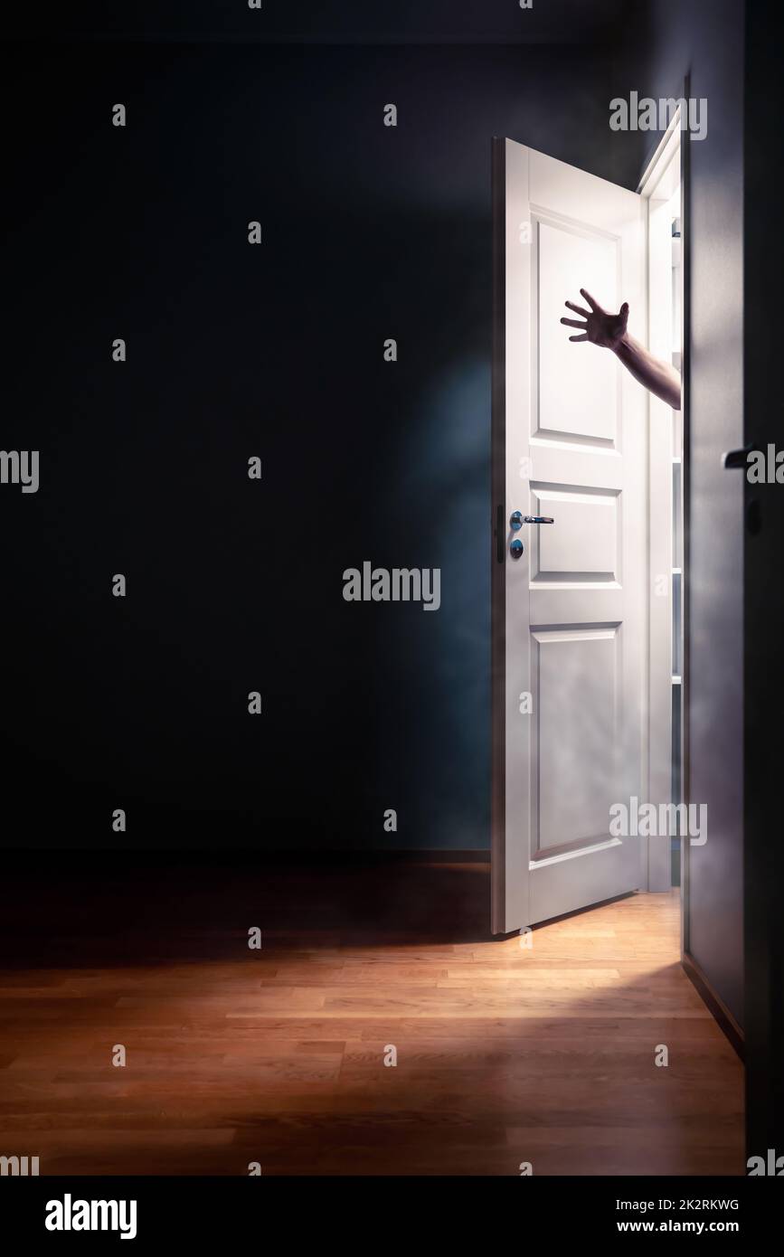 Creepy door immagini e fotografie stock ad alta risoluzione - Alamy