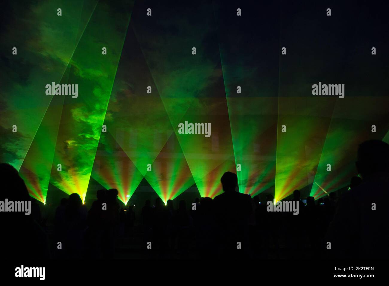 Laser luci brillanti immagini e fotografie stock ad alta risoluzione ...