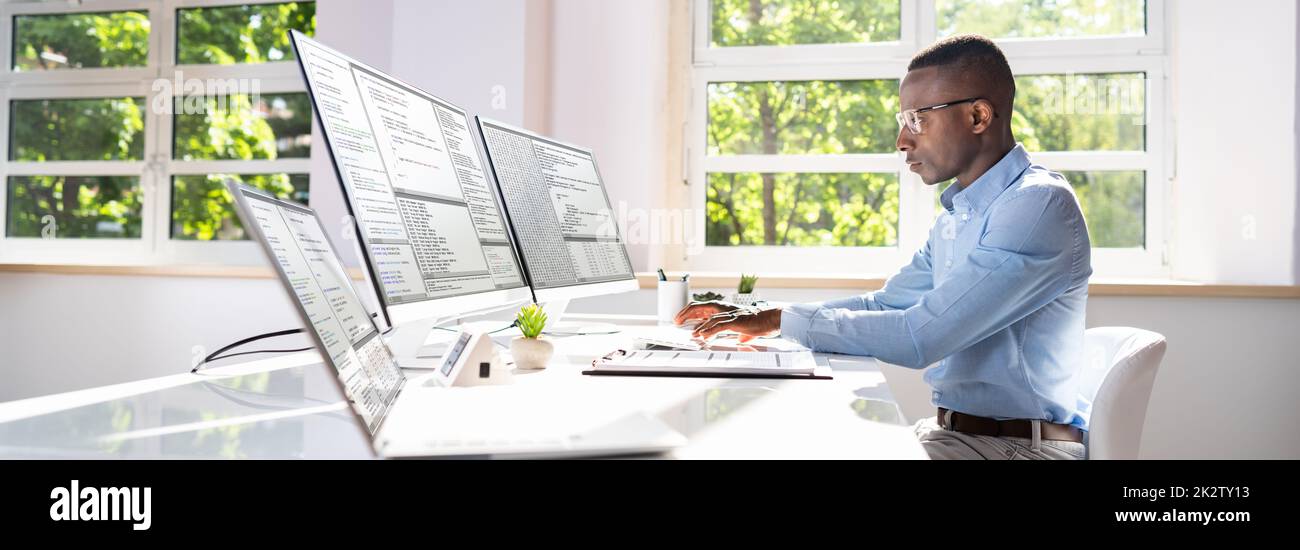 Software developer immagini e fotografie stock ad alta risoluzione - Alamy