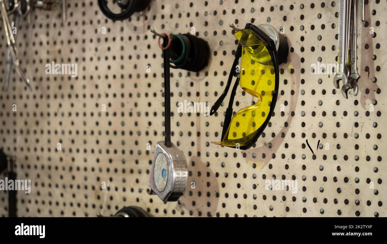 Attrezzi da garage sporchi immagini e fotografie stock ad alta ...