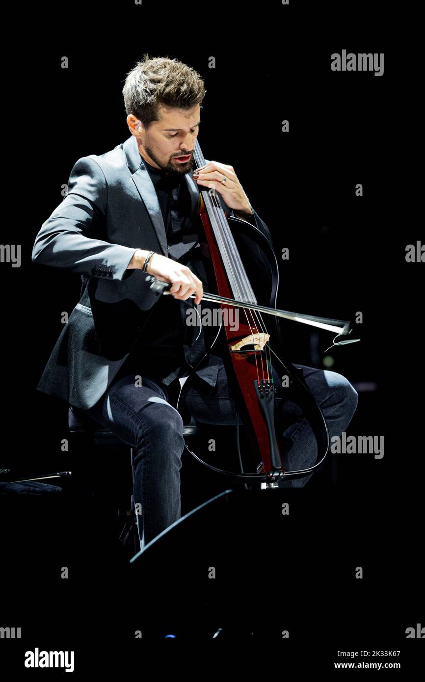 Batterista a 2 violoncelli immagini e fotografie stock ad alta ...