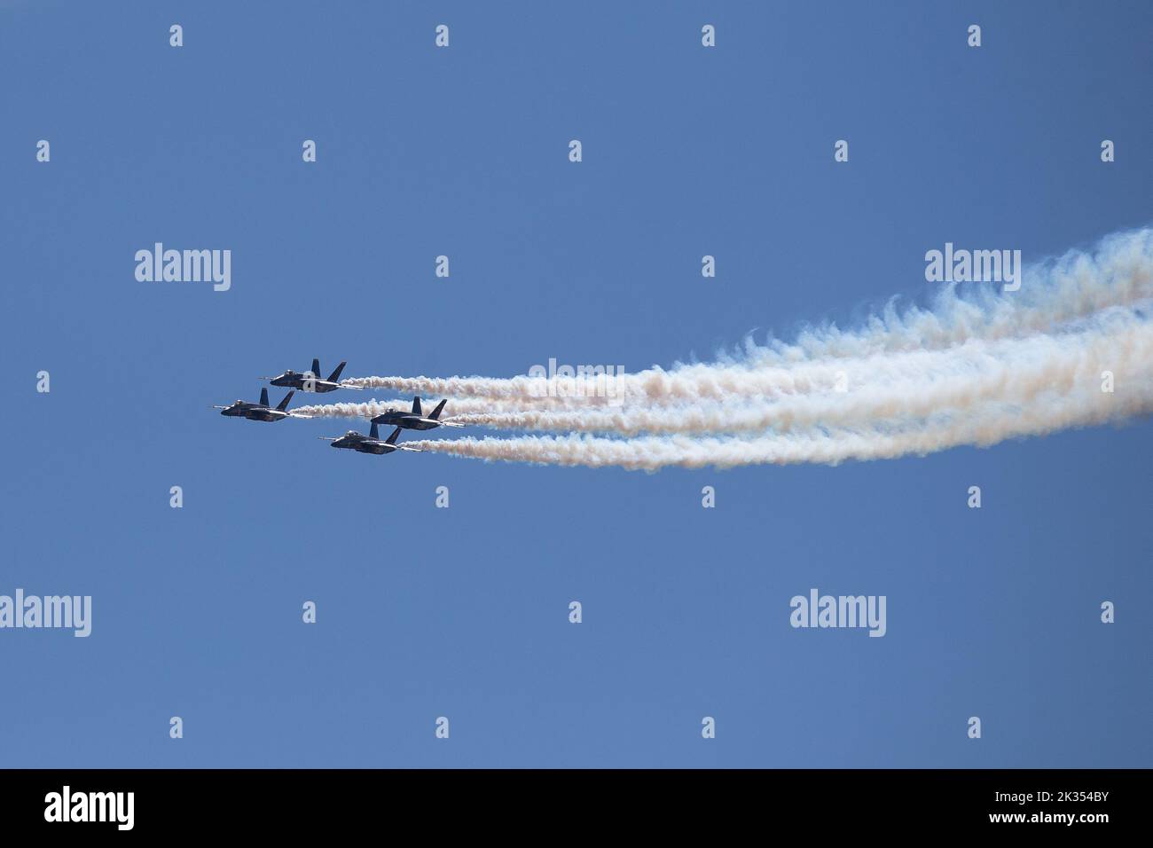 Gli U.S. Navy Blue Angels eseguono manovre aeree durante il Marine ...