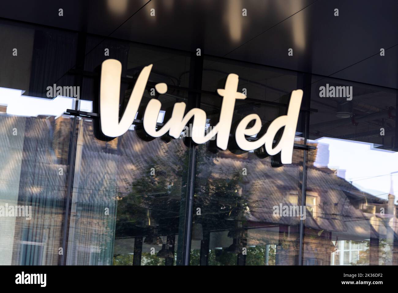 Cartello con il logo Vinted sulla sede principale, parete dell'edificio ...