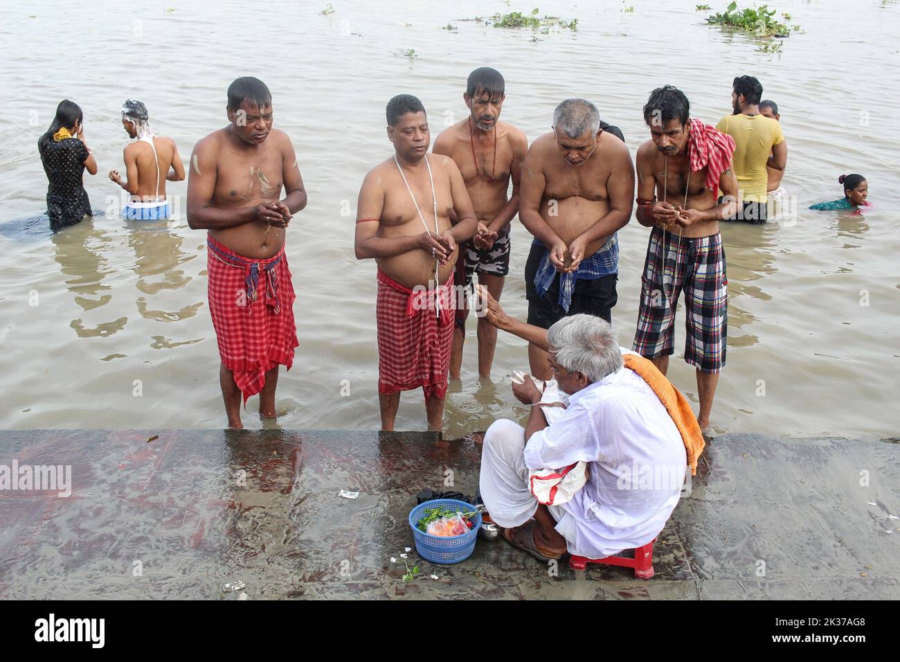La gente di Kolkata sta eseguendo Tarpana al fiume Ganga. Tarpana è un ...