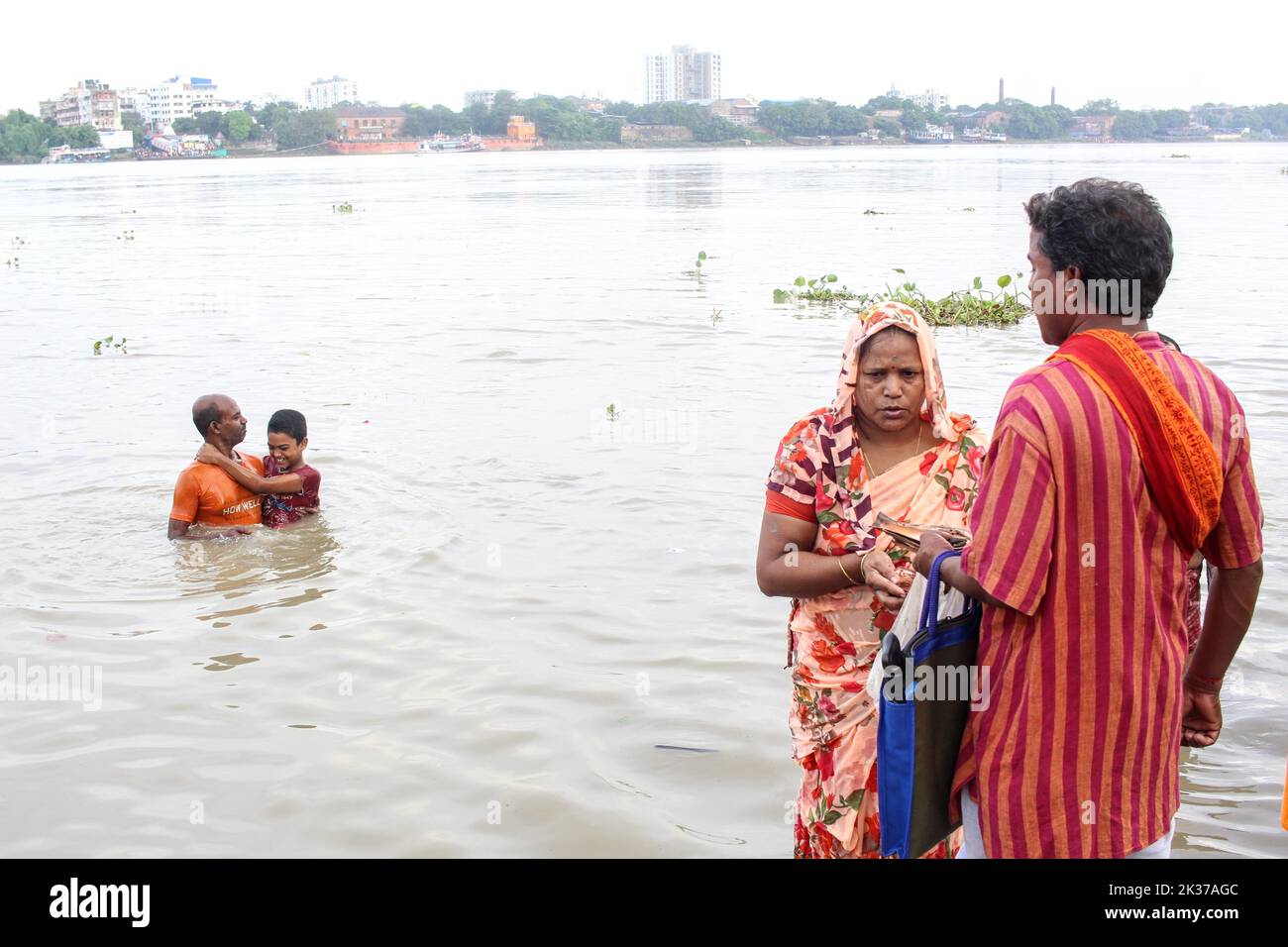 La gente di Kolkata sta eseguendo Tarpana al fiume Ganga. Tarpana è un ...
