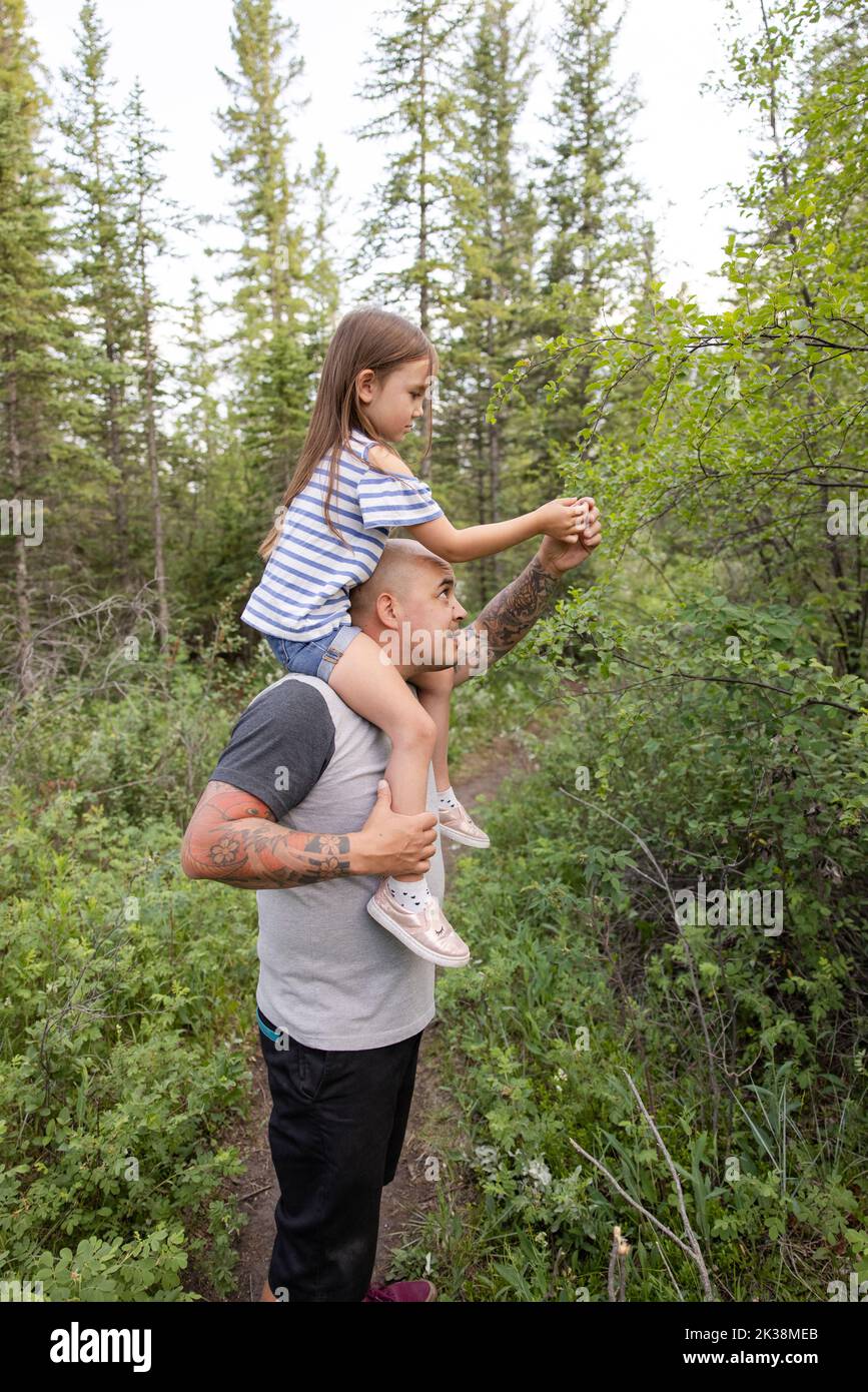 Bambino sulle spalle adulte immagini e fotografie stock ad alta ...