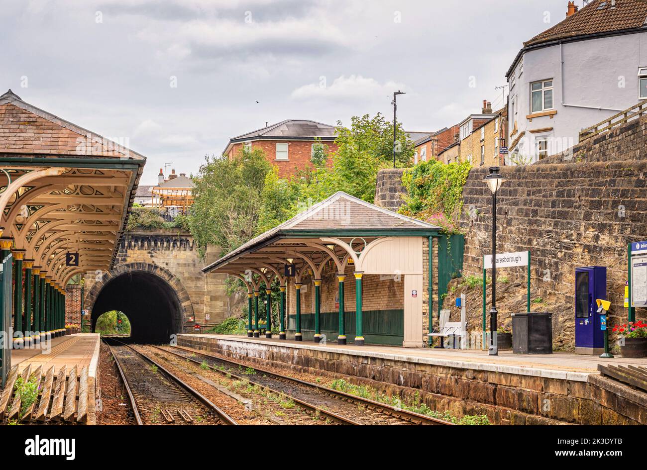Due tettoie della stazione ferroviaria sorrette da colonne verdi si ...