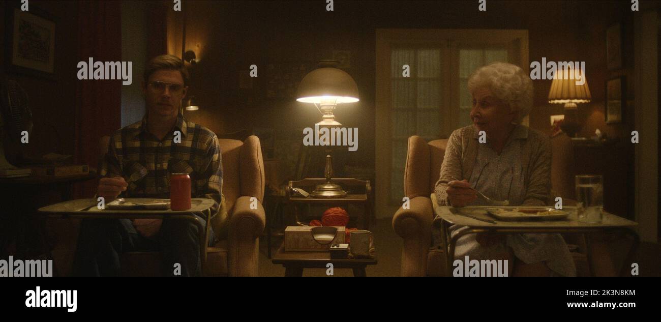 MOSTRO: LA STORIA DI JEFFREY DAHMER, da sinistra: Evan Peters come ...