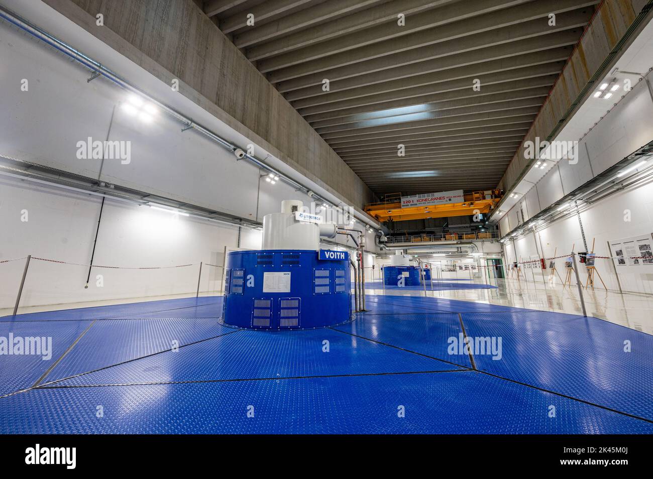 30 settembre 2022, Baviera, Töging am Inn: Turbine presso la centrale ...