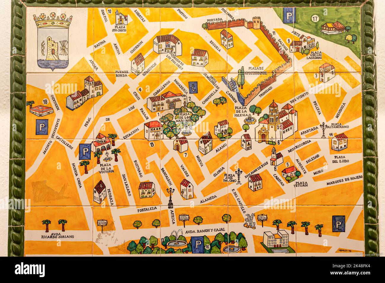 Piastrelle da parete con una mappa del centro storico di Marbella in ...