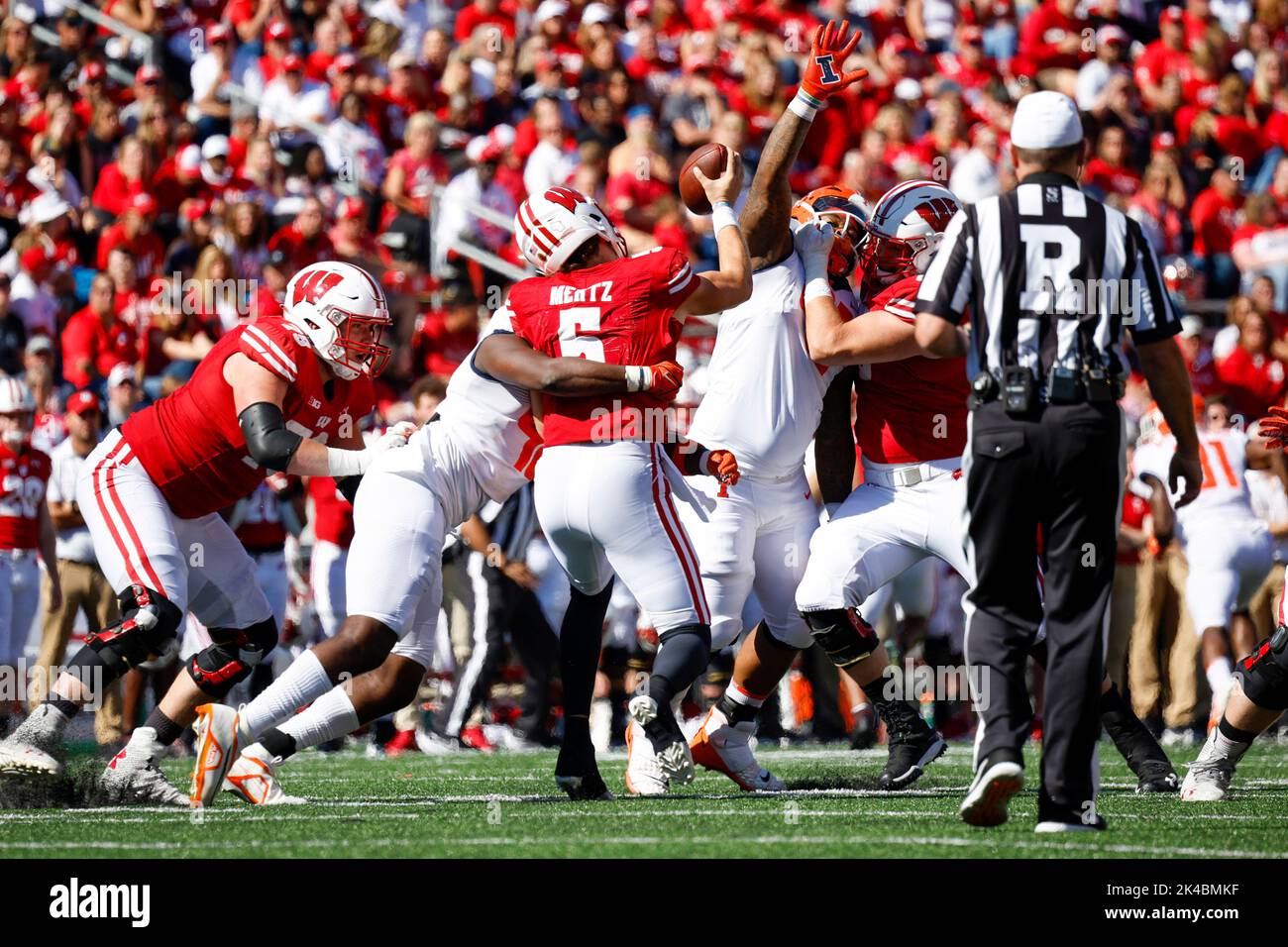 1 ottobre 2022: Il quarterback dei tassi del Wisconsin Graham Mertz (5 ...