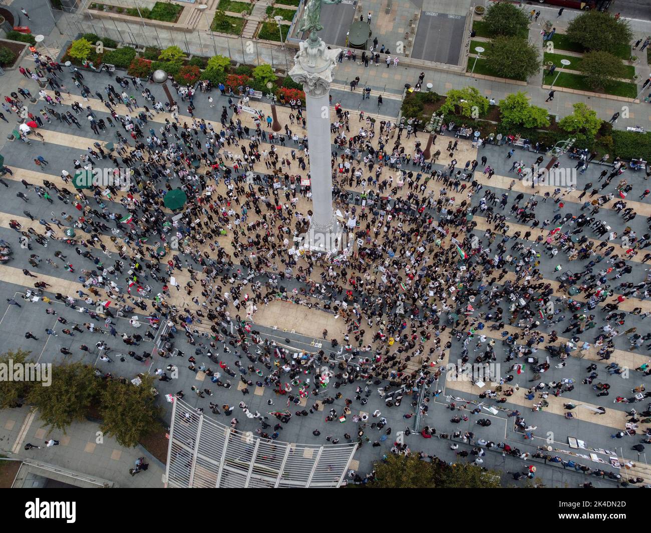 (I redattori notano l'immagine presa da un drone) la gente si raduna ...