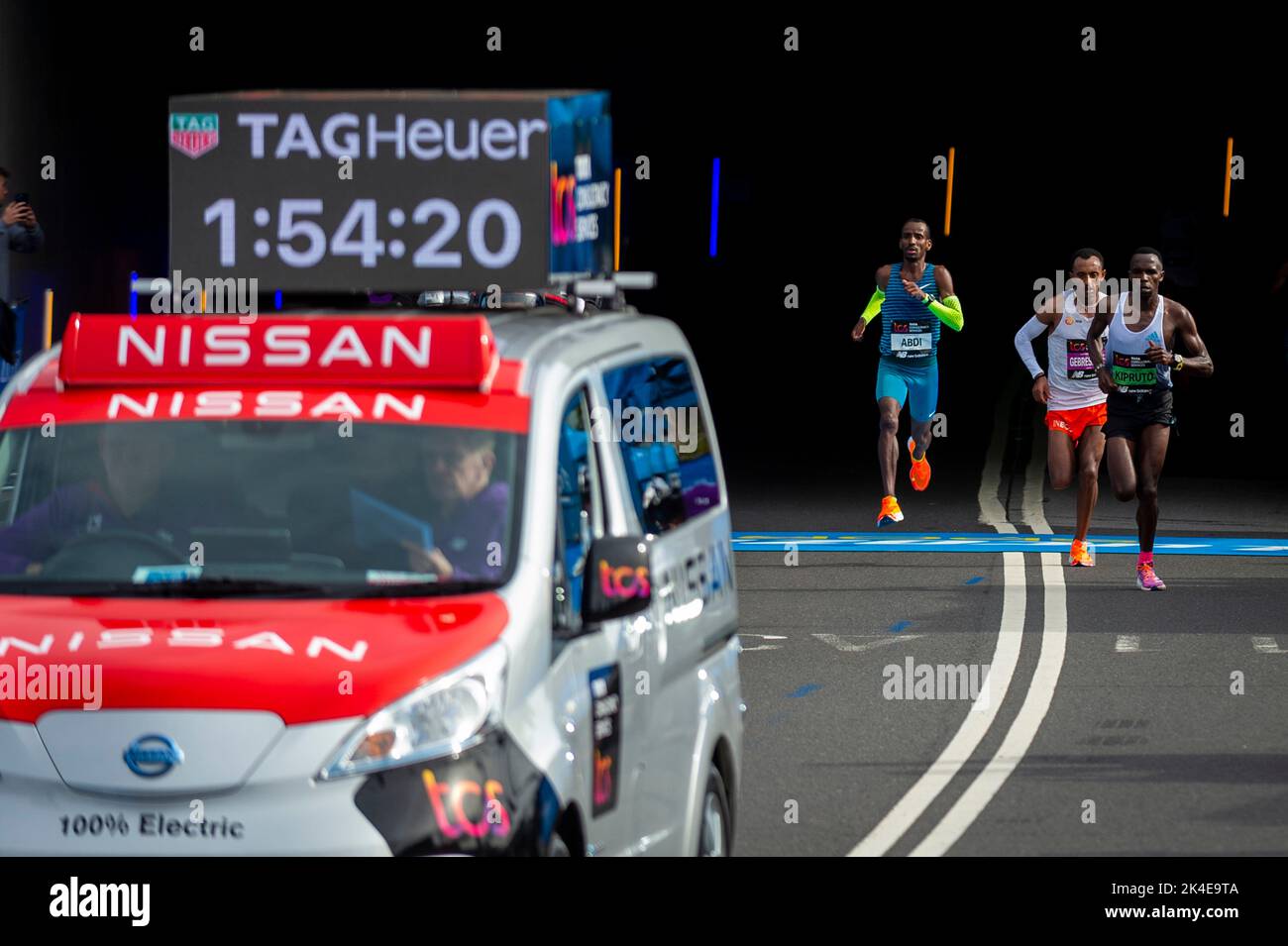 Londra, Regno Unito. 2 ottobre 2022. (R) Amos Kicurto (KEN), davanti a ...