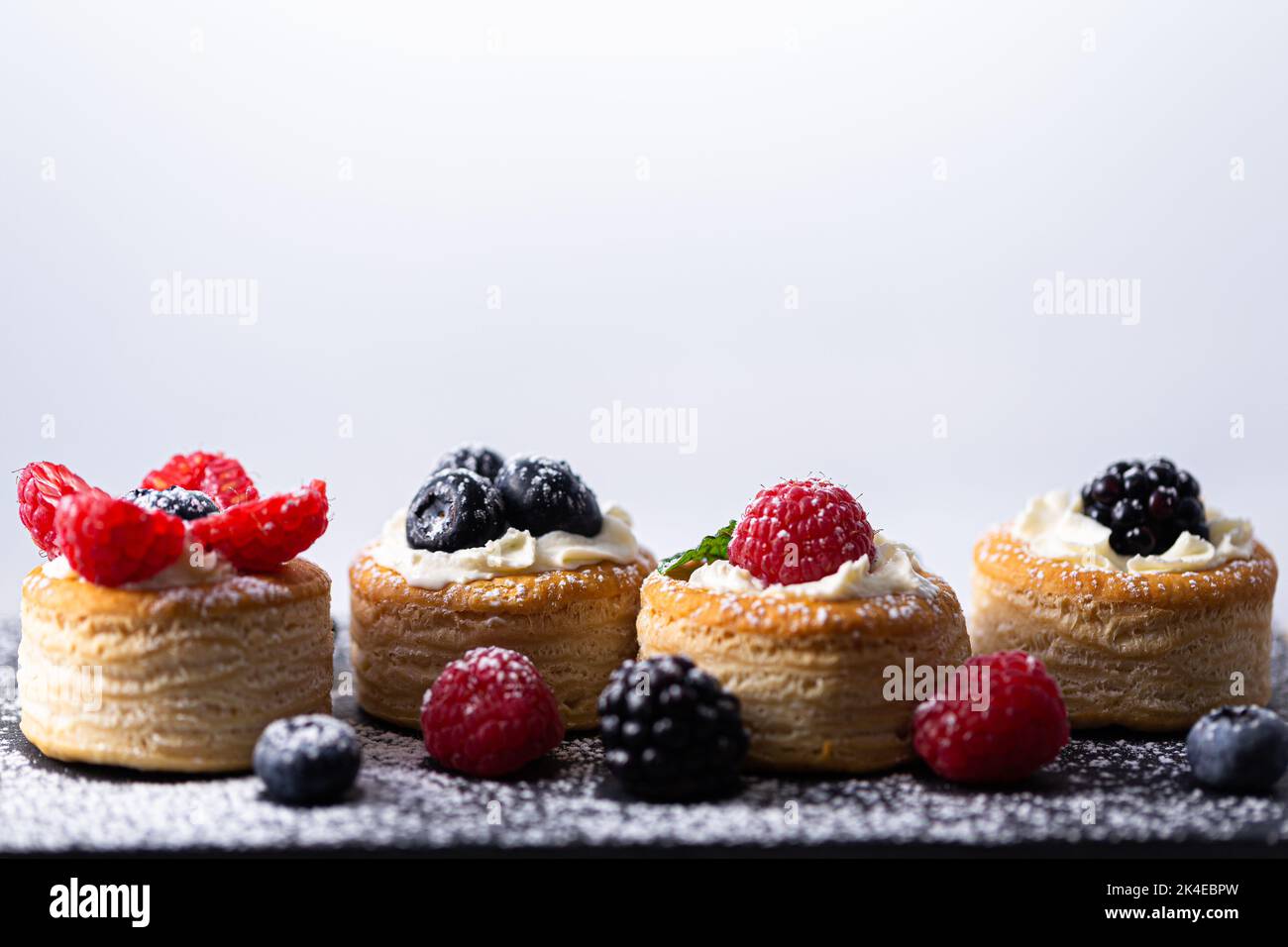 Vol au vent with fruit immagini e fotografie stock ad alta risoluzione ...