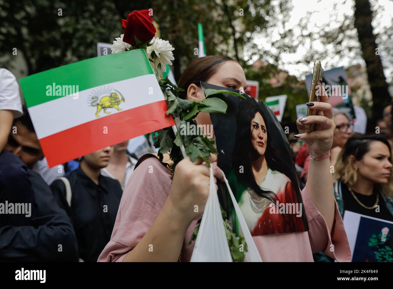 Bucarest, Romania - 1 ottobre 2022: Informazioni sulle persone che ...