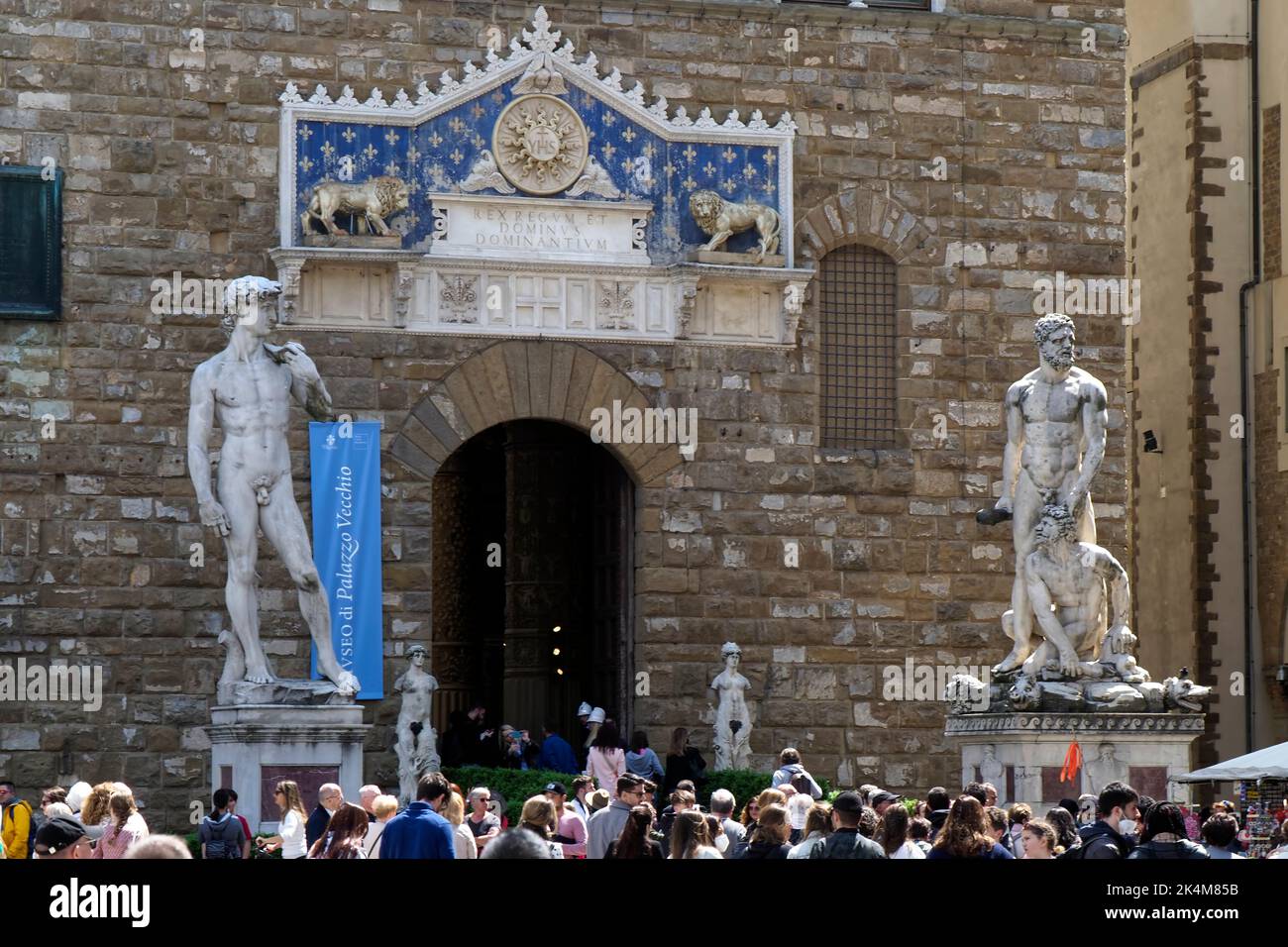 Statue del David di Michelangelo, Ercole e Caco all'ingresso del museo ...