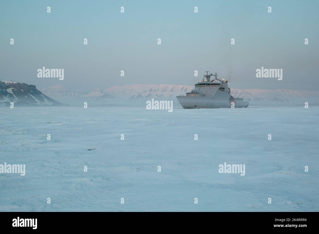 La nave militare, KV Svalbard, della Guardia Costiera norvegese, nel ...