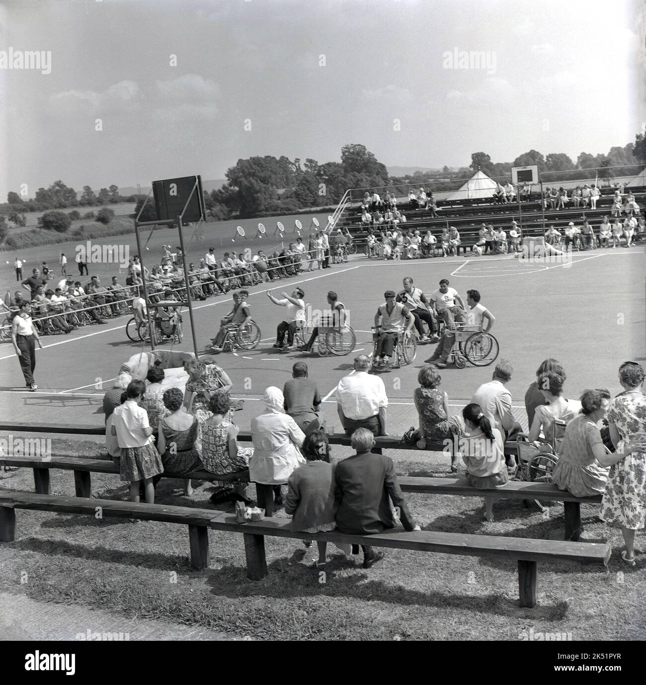 1964, nel parco dello Stoke Mandeville Hospital, sede del National ...