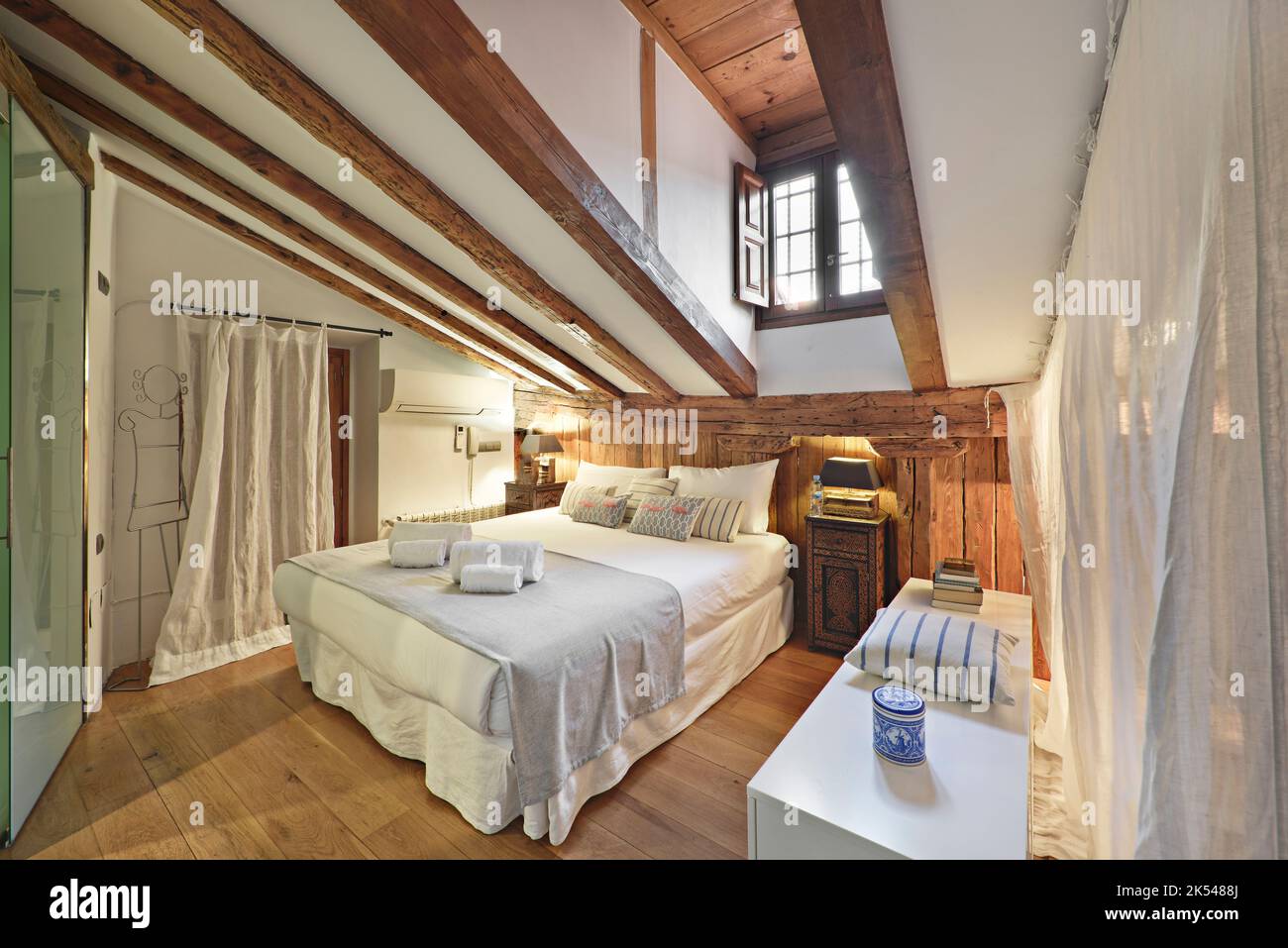 Camera da letto con letto matrimoniale in una camera d'epoca con ...