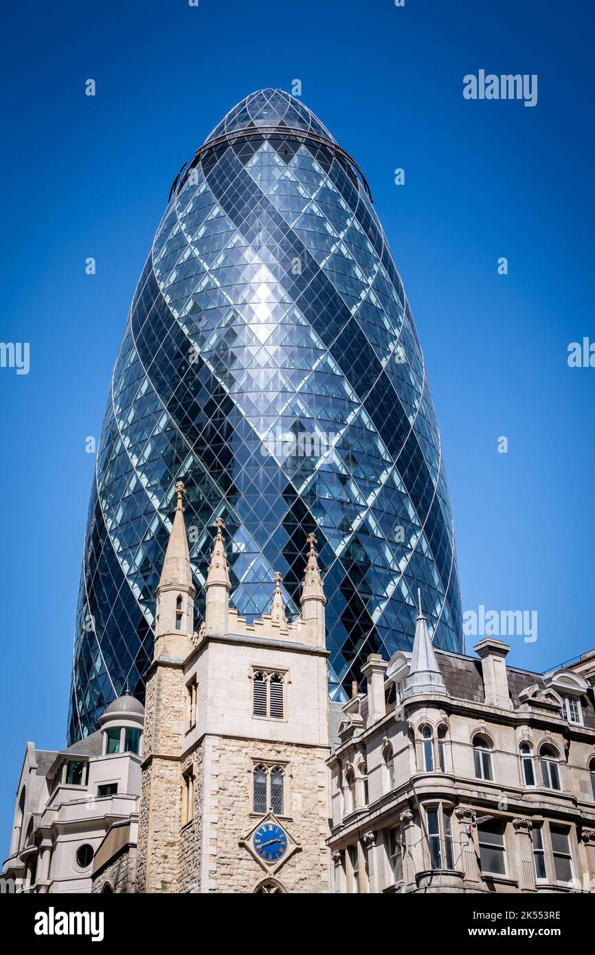 Il Gherkin Building, tra una varietà di altre architetture. Situato in ...