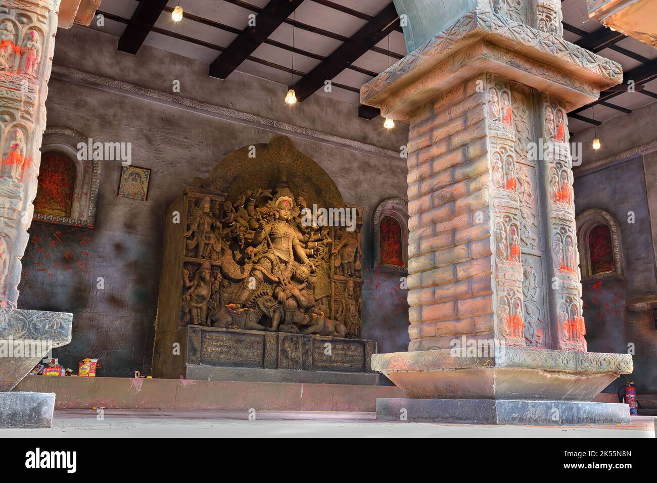 La dea Durga deve idol decorato al pandal di puja a Kolkata, Bengala ...