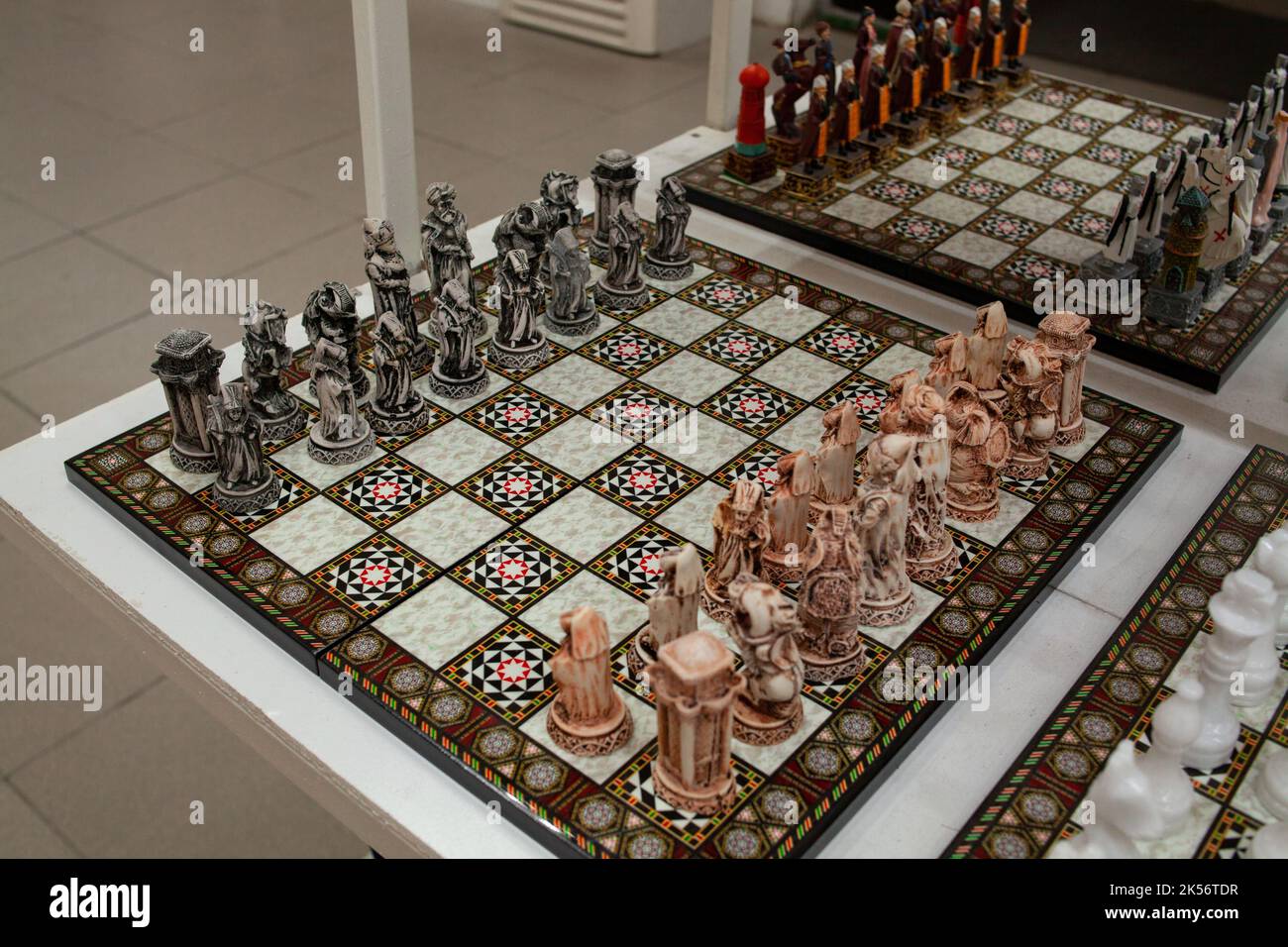 Souvenir di statuette di scacchi in pietra. Gioco di scacchi in pietra ...