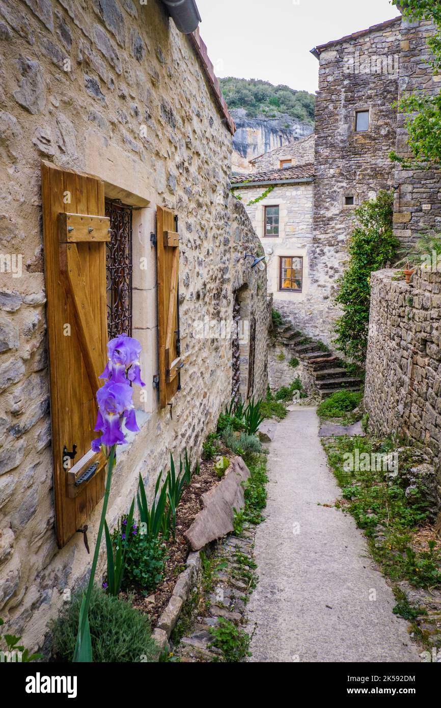 Vista sulle belle facciate in pietra e le case medievali del piccolo ...