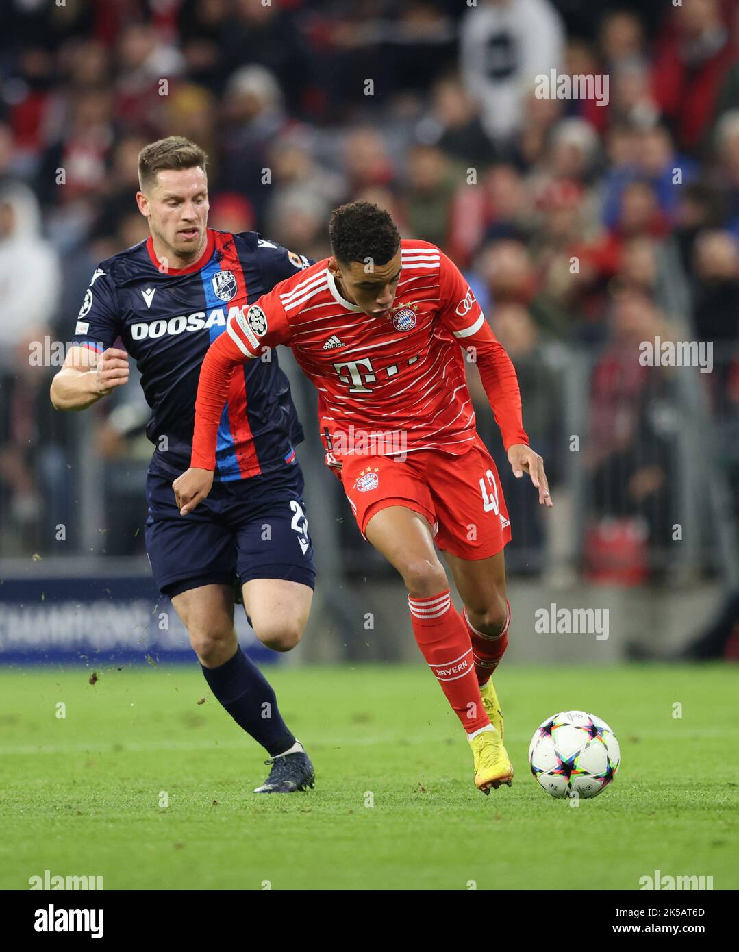Jamal Musiala del Bayern Muenchen gegen Lukas Kalvach del Viktoria Plzen FC Bayern MŸnchen ...