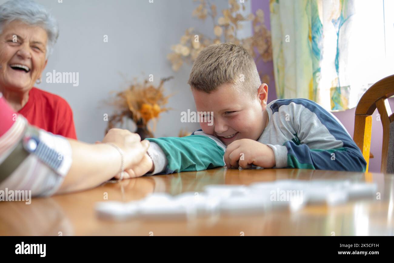 Mano delle grandi nonne immagini e fotografie stock ad alta risoluzione ...