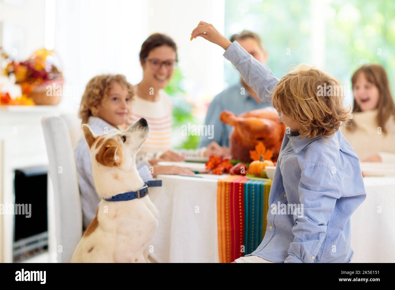 La famiglia alla cena del giorno del Ringraziamento. Genitori e bambini ...