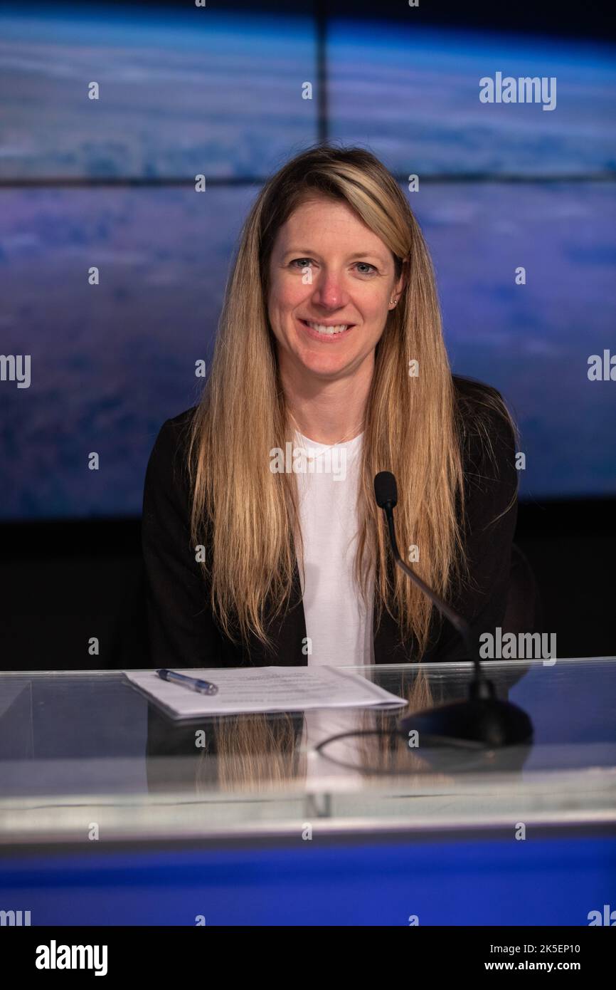 Jessica Jensen di SpaceX ha istruito i partecipanti su Crew-4 dopo che ...