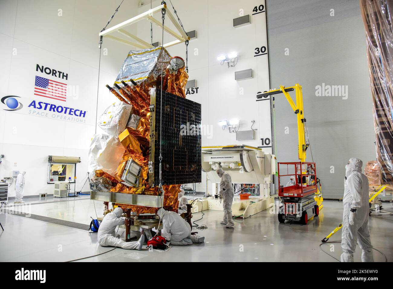 I tecnici aiutano a garantire la NASA e il satellite Joint Polar ...