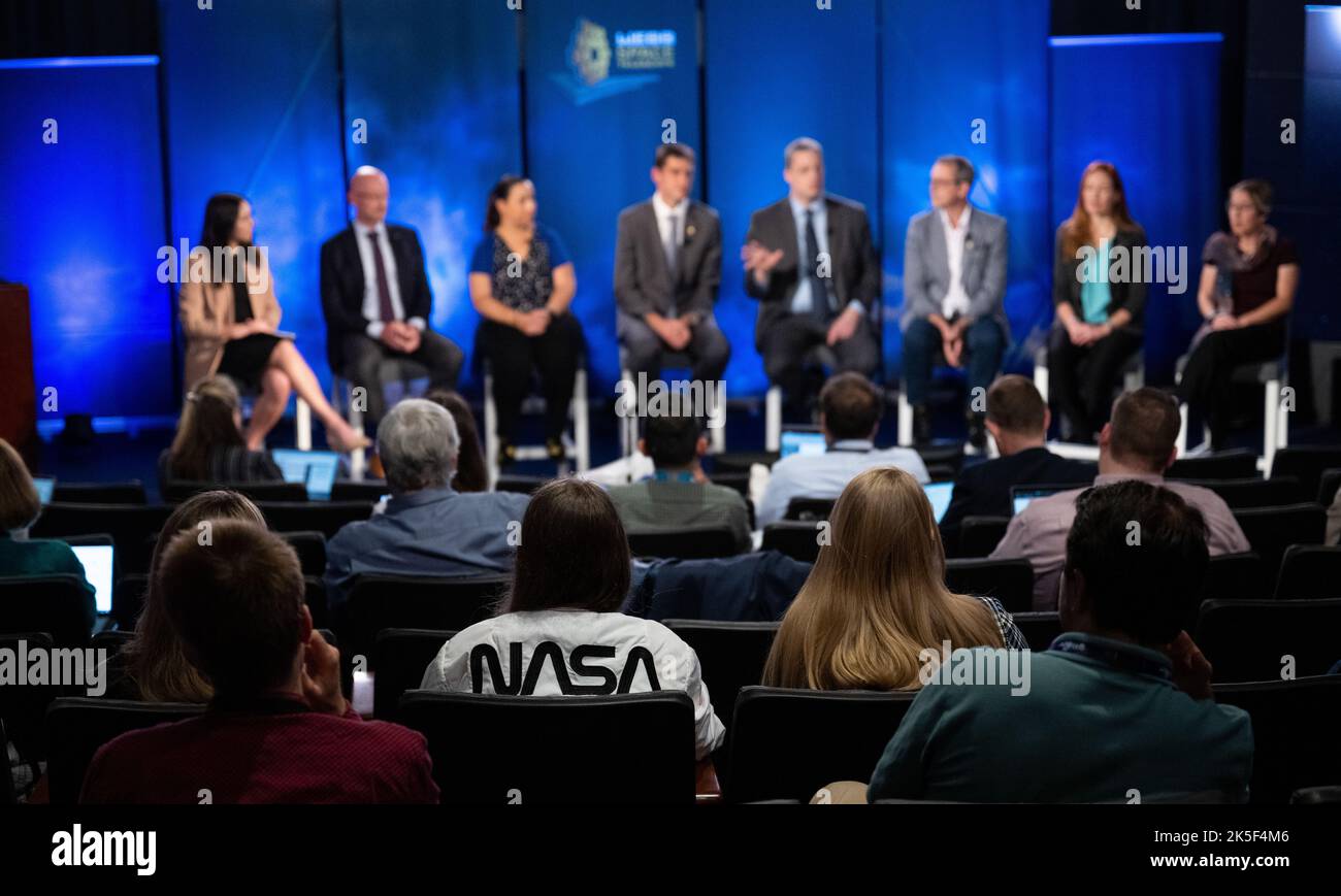 Una NASA partecipanti sociali e membri dei media sono visti durante un ...