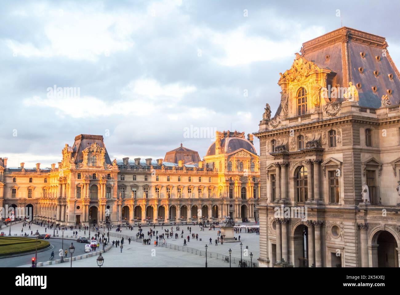 The louvre aerial immagini e fotografie stock ad alta risoluzione - Alamy