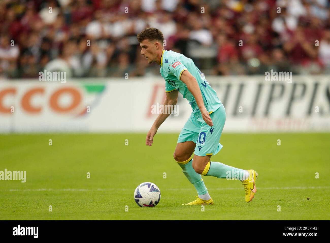 Il centrocampista austriaco di Verona, Ajdin Hrustic, controlla la ...